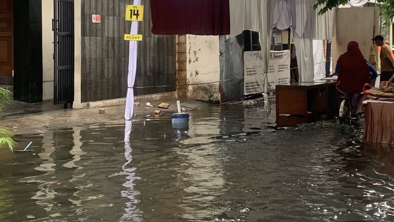 9 RT dan 29 Ruas Jalan di Jakarta Terendam Banjir Hari Ini, Tinggi Air Capai 1,2 Meter - ERA.ID