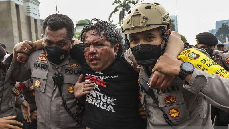 Dosen UGM Sebut Postingan Ade Armando Dikeroyok Cuma Bercanda: Itu ...