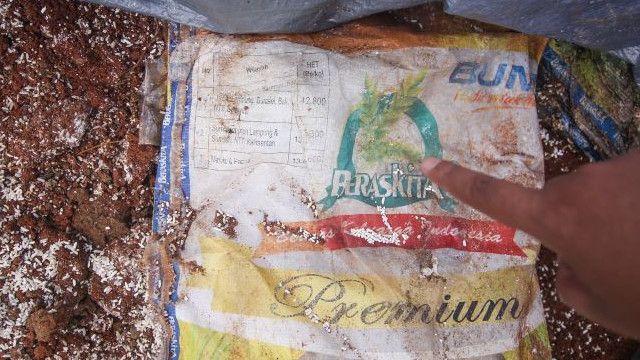 Dalih JNE Soal Beras Bansos yang Terkubur di Depok, Berasnya Rusak dan ...