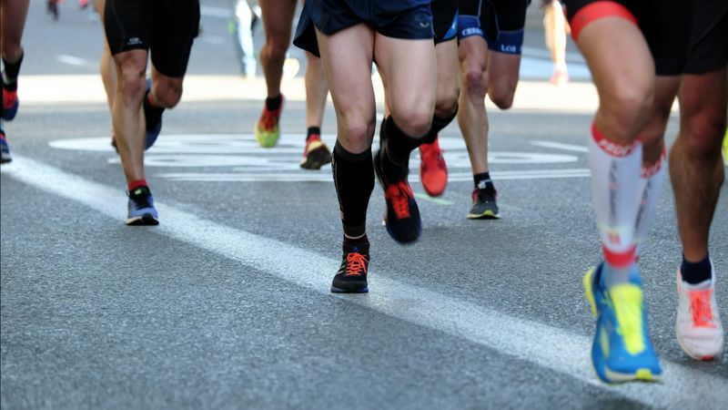 Tips Memilih Sepatu untuk Lari Maraton, Apakah Berlu Plat Karbon? - ERA.ID