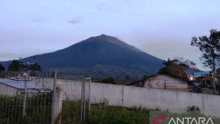 Gunung Kerinci Alami Peningkatan Gempa Tremor, Berpotensi Erupsi ...