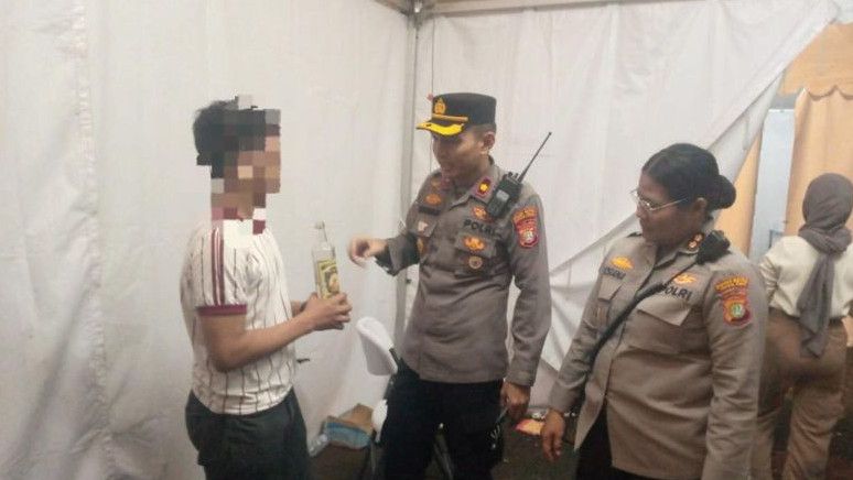Kronologi Polisi Amankan 3 Penonton yang Bawa Miras dan Kembang Api ...
