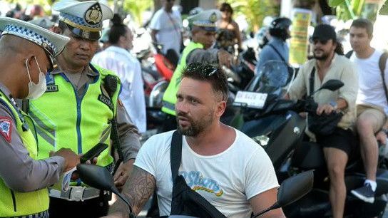 Demi Investasi, Dua Bule Punya KTP, Berkomplot dengan Warga Bali ...