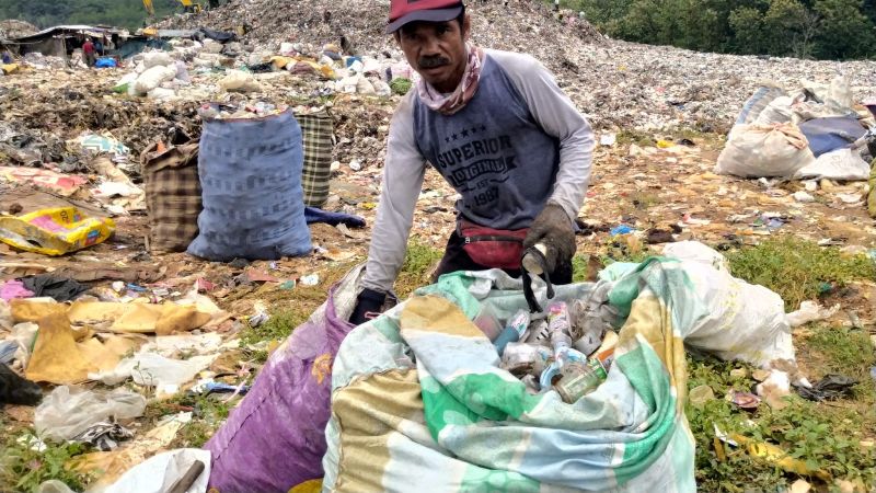 Kisah Pemulung Mengais Sampah di TPA Sarimukti Bandung, Pernah Temukan ...