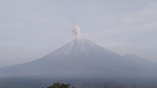 Gunung Semeru Erupsi Enam Kali, Lontarkan Abu Vulkanik hingga 900 Meter - ERA.ID