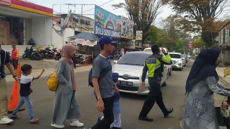 Kawasan Wisata Lembang Diserbu Wisatawan Dilibur Panjang, Polisi Tambah ...
