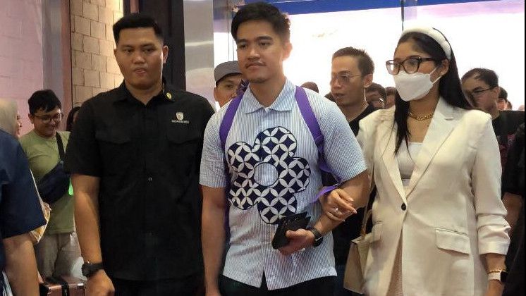 Kunjungi Penutupan PRJ, Kaesang Gandeng Istri Sambil Gendong Tas Ciki ...
