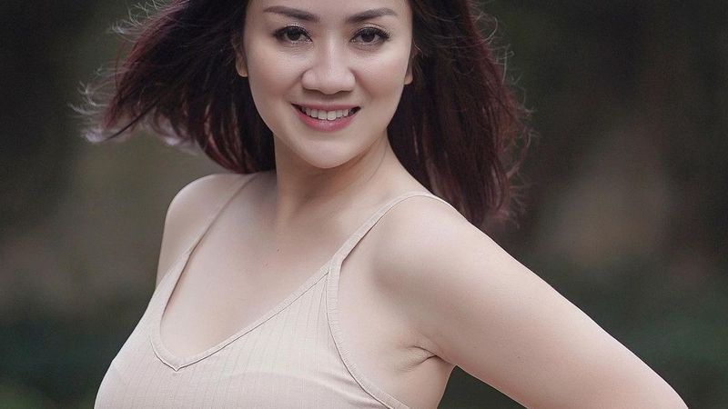 Liburan ke Labuan Bajo Pakai Baju Seksi, Tante Ernie: Nggak Perlu Di-Zoom - ERA.ID