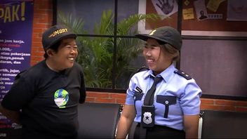 Jago Roasting Artis Hingga Para Pejabat, 5 Potret Komika Kiky Saputri yang Tampil Seksi - ERA.ID