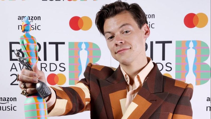 Tampil Nyentrik, Harry Styles Jadi Sorotan di Red Carpet BRIT Awards ...