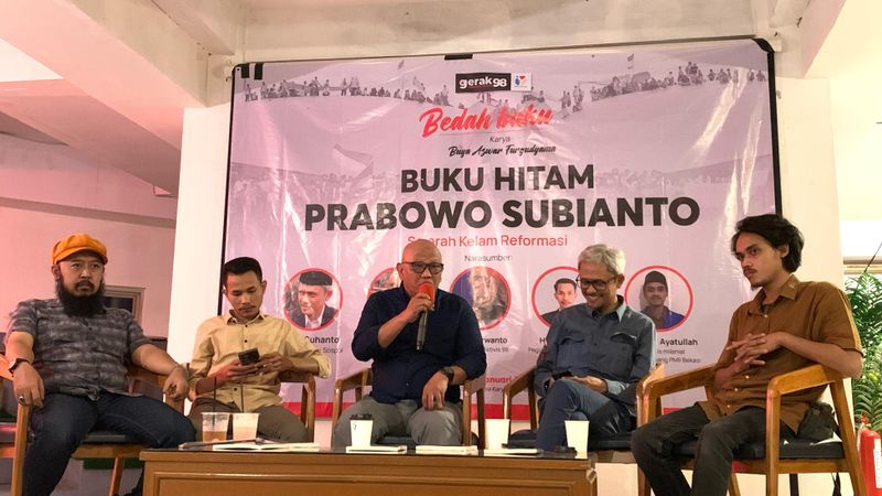 Sejumlah Aktivis 98, Mahasiswa dan Pemuda Bekasi Gelar Bedah Buku Hitam ...