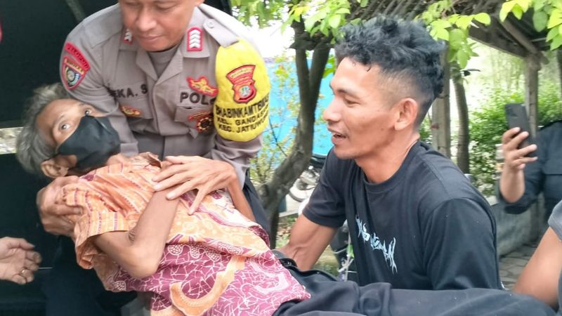 Astaga! Orang Tua Lumpuh Diduga Dibuang Anaknya di Pinggir Jalan Jatiuwung Tangerang - ERA.ID