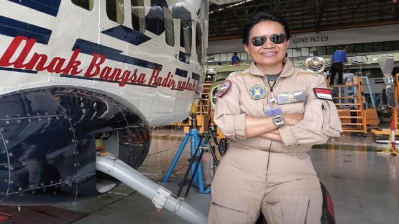 Mengenal Esther Gayatri Saleh, Perempuan Kepala Pilot Uji Satu-satunya ...