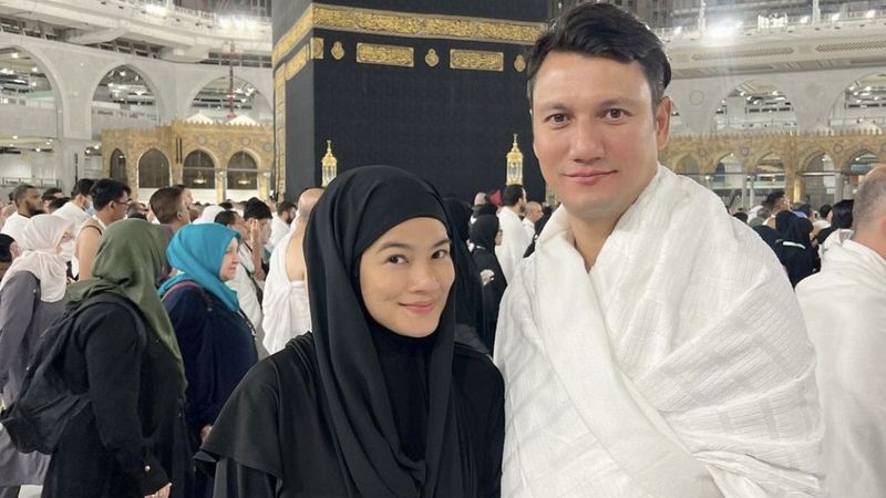 Jalani Umrah Bareng, Ibu Titi Kamal Ungkap Christian Sugiono Mualaf ...