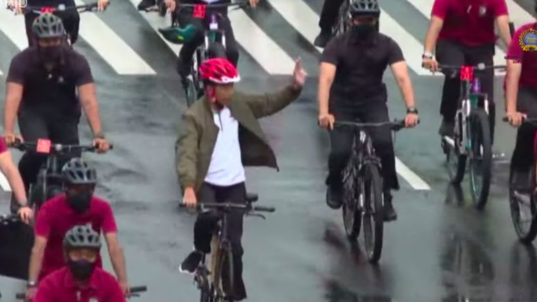 Presiden Jokowi Gowes Sepeda di Kawasan Bundaran HI untuk Kick Off ...