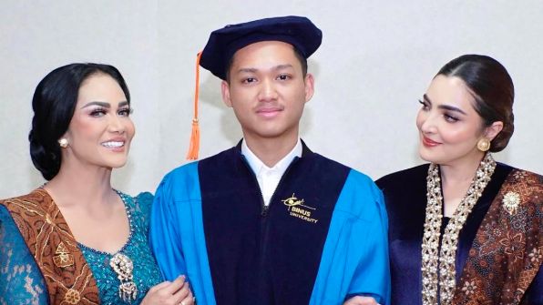 Diberi Bunga oleh Azriel saat Wisuda, Tangis Pecah Krisdayanti Jadi ...