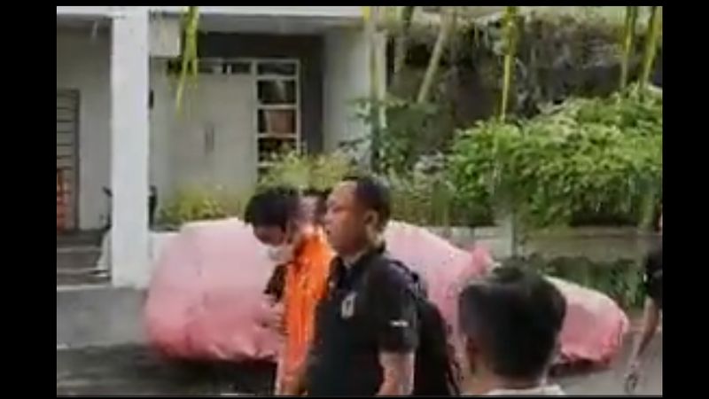 Banyak Menunduk Saat Rekonstruksi, Ayah David Sindir Mario Dandy: Coba Dongak Pengen Lihat - ERA.ID