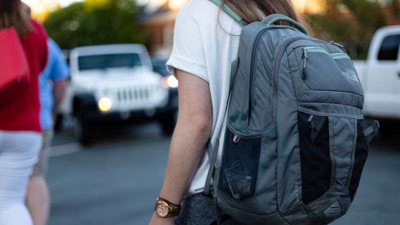Tips Packing Baju Wanita dengan Tas Ransel, Muat Banyak Tetap Rapi - ERA.ID