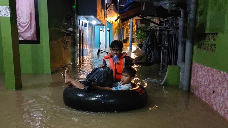 Siang Ini Banjir Meluas di Jakarta, 68 RT Terendam, Tinggi Air 2,7 Meter - ERA.ID