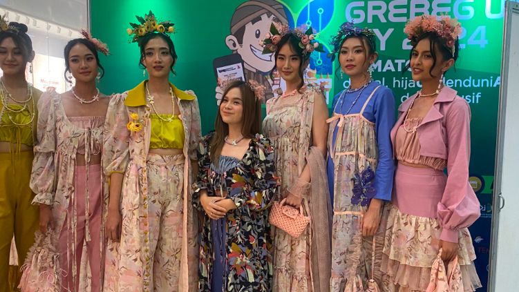 Terinspirasi Keindahan Bunga, Sinta "Keong Racun" Rilis Koleksi Busana ...