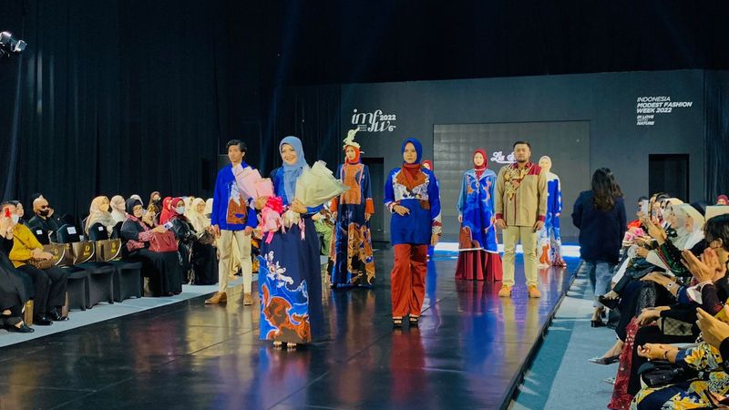 Tampil di IMFW 2022, Batik Ardhanakarsa Karya Lia Afif X Pemkab ...