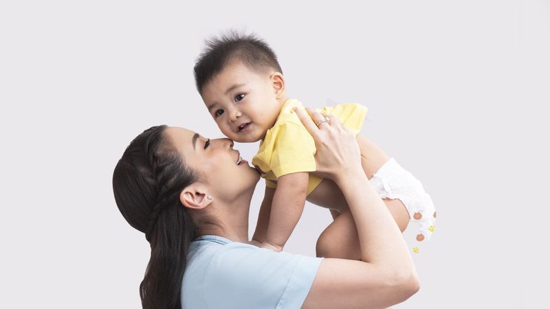 Kulit Bayi Sensitif, Cara Chelsea Olivia Cegah Dermatitis Popok pada Si ...