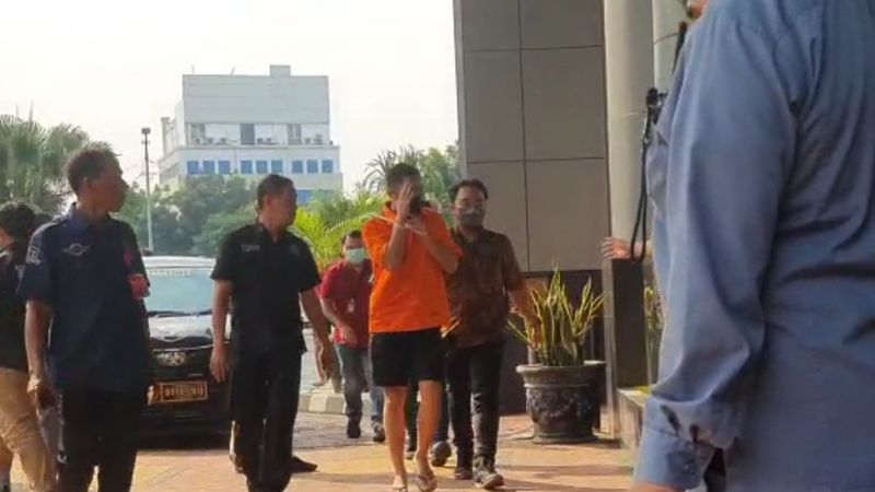Mario Dandy Pakai Baju Tahanan dan Sendal Jepit Saat Dilimpahkan ke Kejari Jaksel - ERA.ID