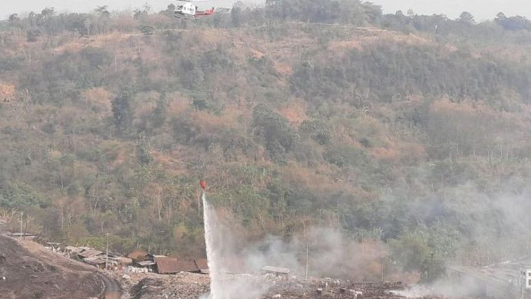 "Water Bombing" Mulai Padamkan Kebakaran TPA Jatibarang, Pipa Injeksi Juga Dikerahkan Tuntaskan ...