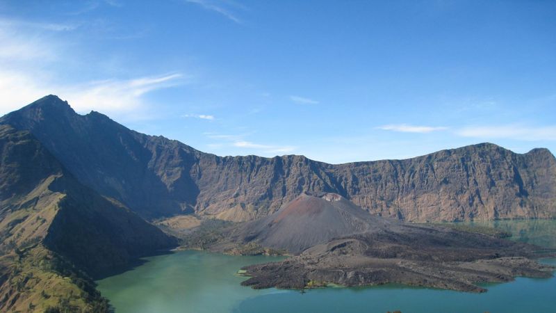 Selfie di Tepi Jurang Gunung Rinjani, Bule dari Portugal Terjatuh ...