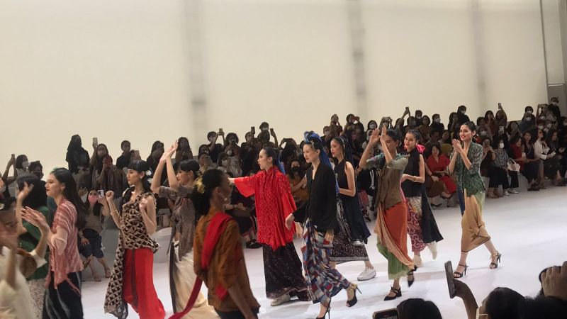 Bertajuk Lambaian Kain, Sentuhan Unik Batik Karya Desainer Obin di JFW ...