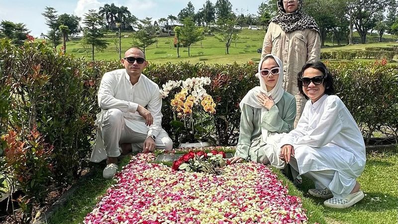Temani BCL Ziarah ke Makam Ashraf Sinclair saat Lebaran, Tiko Aryawardhana Dibanjiri Pujian - ERA.ID