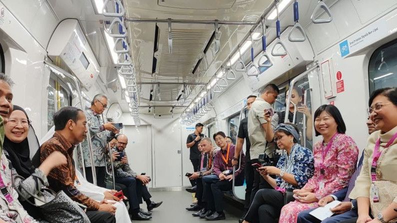 Jokowi Ajak Banyak Dubes Negara ASEAN Naik MRT - ERA.ID Jokowi Ajak Banyak Dubes Negara ASEAN Naik MRT - ERA.ID