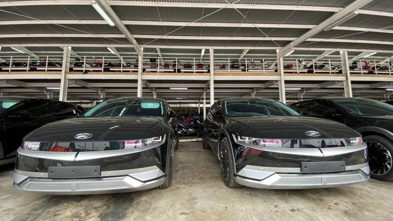 Betapa Elegannya Tampilan Mobil Listrik di Parkiran Gedung DPR RI - ERA.ID