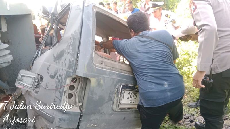 Mobil Kijang Rombongan Pesantren Sidogiri Tertabrak Kereta Api di Pasuruan, Empat Orang Tewas ...