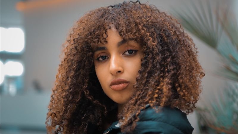 Potongan Poni untuk Rambut Keriting: Rekomendasi dan Tips Hair Styling ...