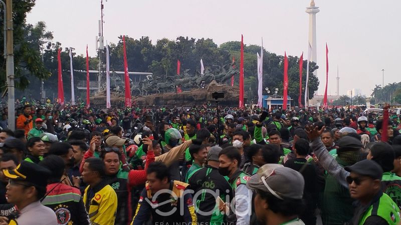 Massa Demo Ojol Tutup Jalan Menuju Kawasan Patung Kuda dan Nyalakan Petasan - ERA.ID