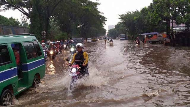 Marak Pemotor Tewas Terseret Arus Banjir, Polrestabes Bandung Larang Pemotor Terobos Banjir - ERA.ID