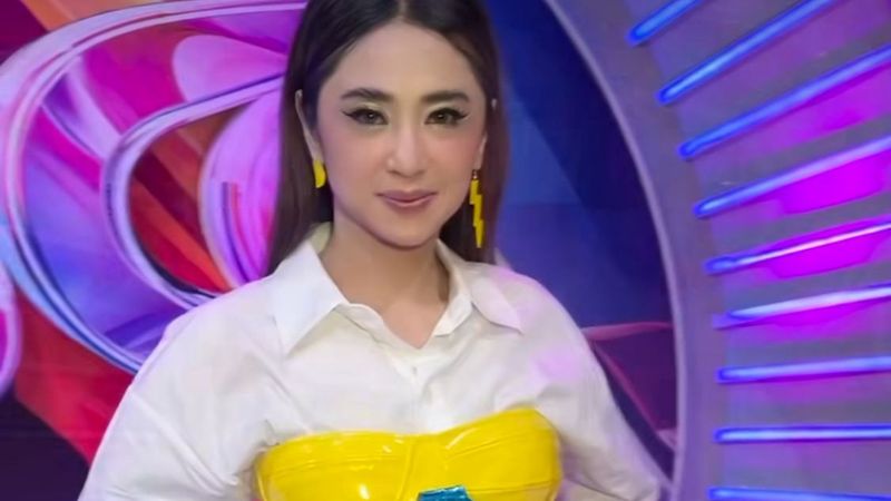 Datang ke Acara Lamaran Anaknya, Outfit Ibu Dewi Perssik jadi Sorotan ...