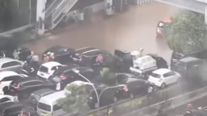 Jalan TB Simatupang Banjir, Macet Total dan Tidak Bisa Dilalui Mobil - ERA.ID