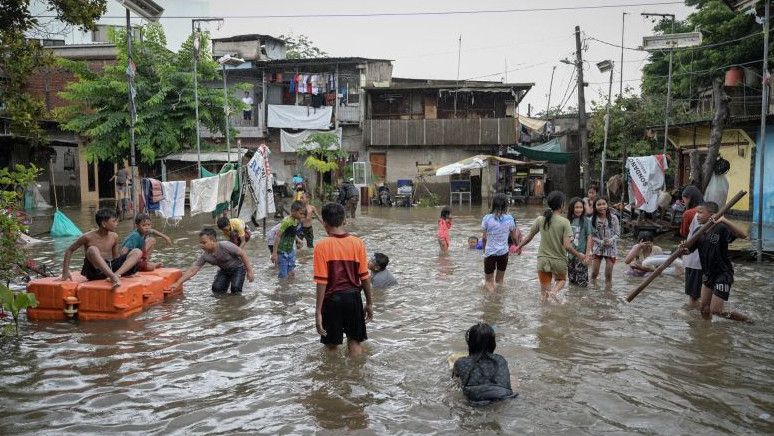 15 RT dan 2 Ruas Jalan di Jakarta Masih Banjir Pagi Ini, Tinggi Air Ada yang Capai 80 Cm - ERA.ID