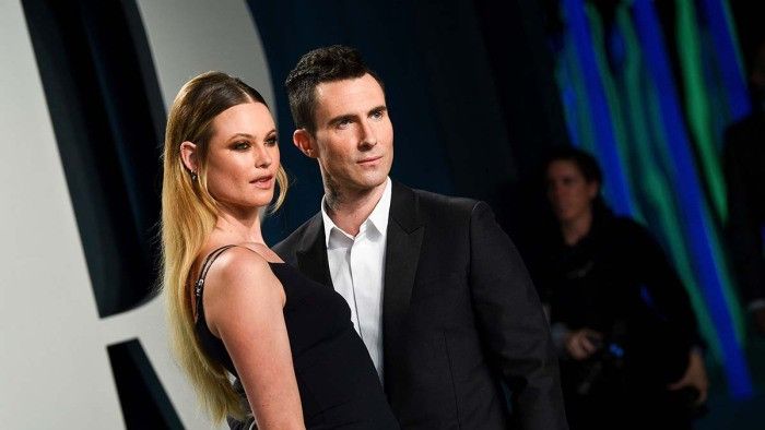 Ketahuan Selingkuh, Adam Levine Makin Mesra dengan Istrinya - ERA.ID
