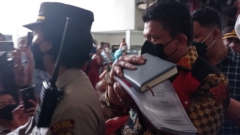 Momen Ferdy Sambo Pamerkan Buku Catatan Berwarna Hitam Sebelum Ikuti Sidang, Apa Isinya? - ERA.ID