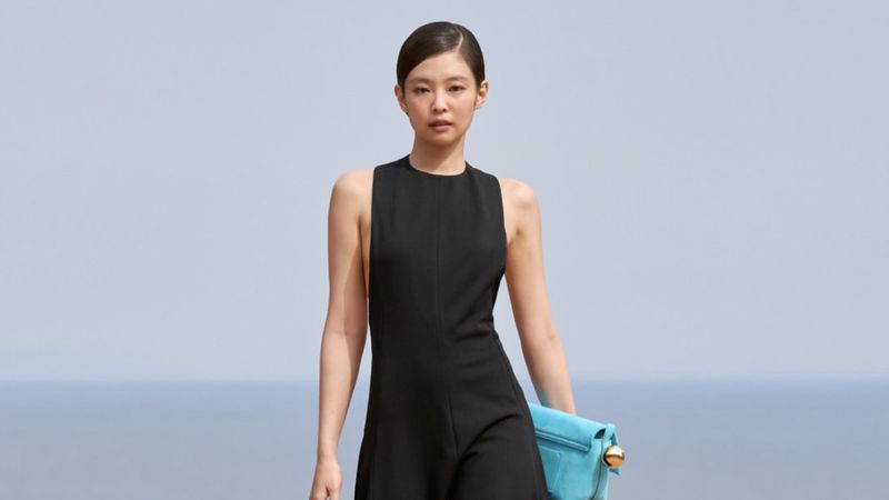 Tampil Memukau, Jennie BLACKPINK Resmi Debut Jadi Model Runway - ERA.ID
