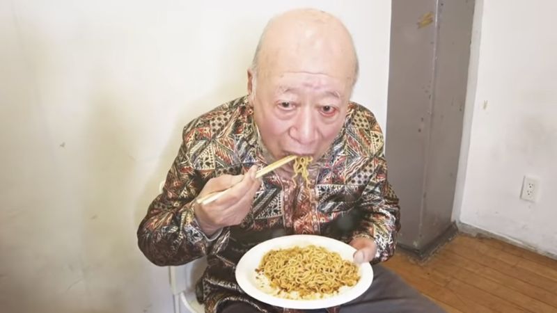Perdana, Bintang Film Porno Jepang Kakek Sugiono Menyantap Mi Goreng Indonesia, Enak? - ERA.ID